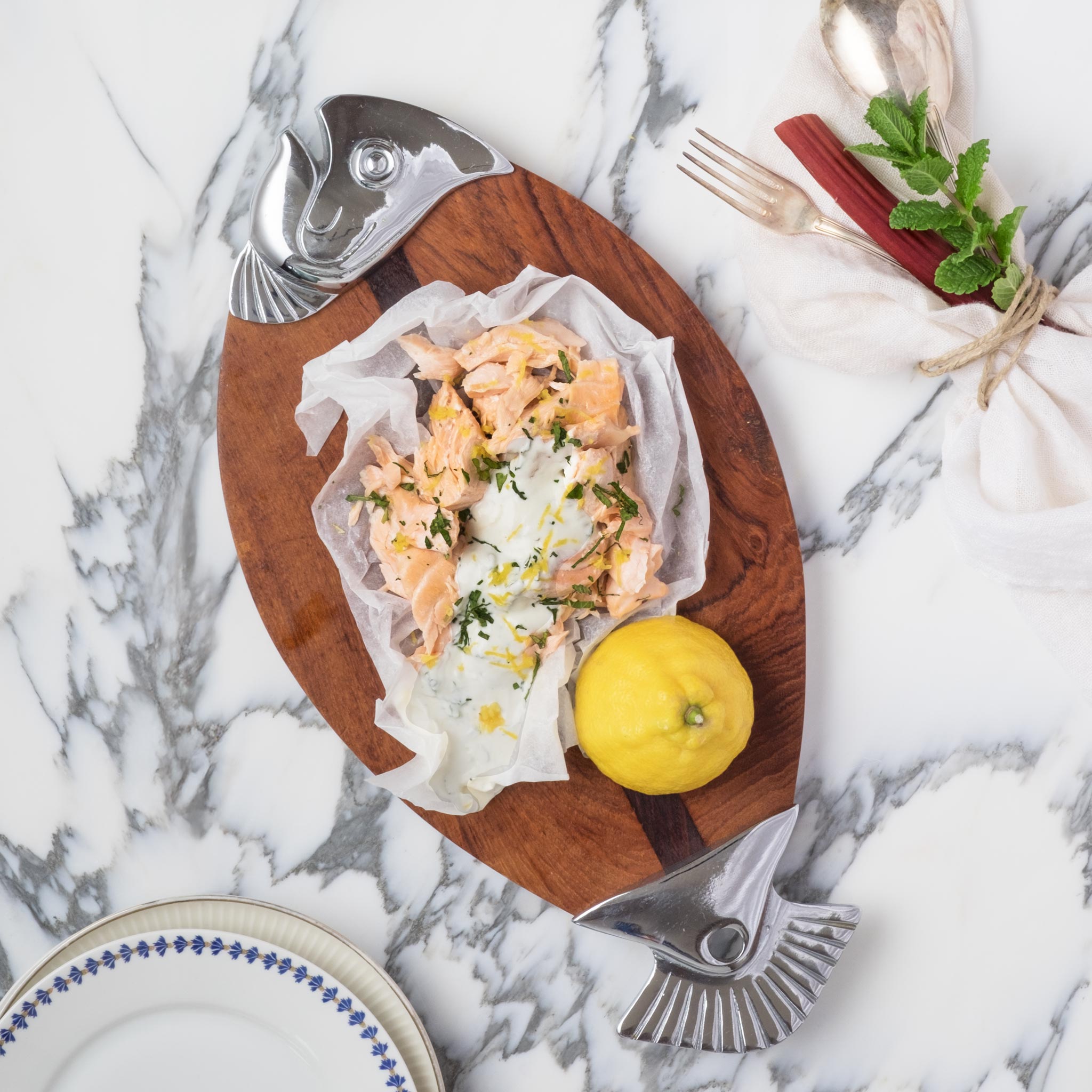 Pochierter Lachs mit Rhabarber-Gurkensalat & Slow Goods